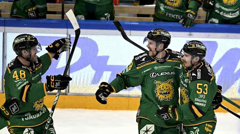 Ilveksen Carl Klingberg, Jens Lööke ja Arttu Pelli juhlivat Pellin 2–1-maalia 18.4.2025.