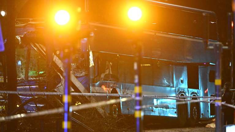 Polisen bekräftar att tre dog i bussolyckan i Stockholm | Utrikes ...