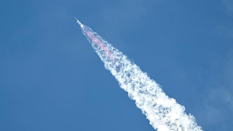 Elon Musk suuntasi rakettejaan uudelle radalle, ja nyt niitä ...