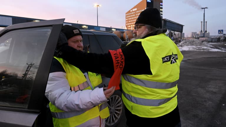 Ihmiset kertovat, miltä tuntuu, kun mielipide-ero lakosta hiertää ...