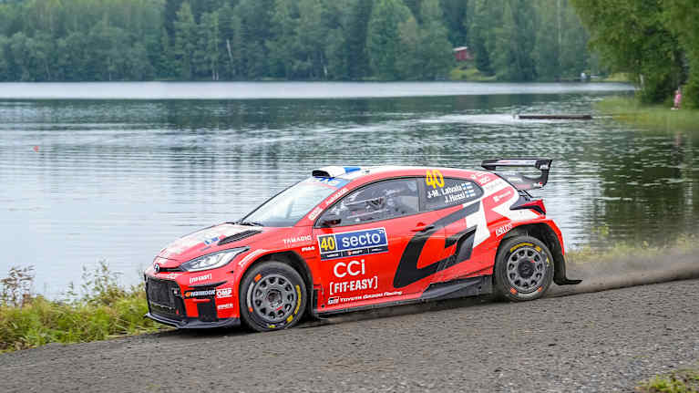 Janni Hussi vertasi itseään hauskasti Jari-Matti Latvalaan – nämä kuvat ...