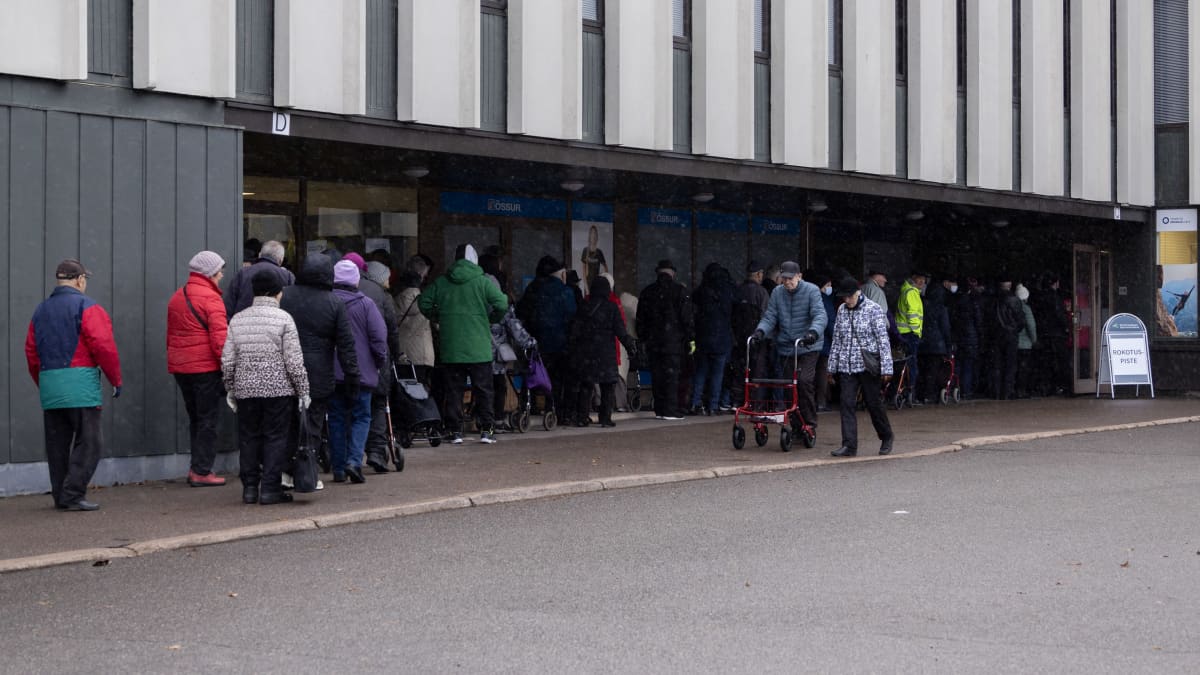 Ensihoito auttoi rokotejonossa pyörtyileviä ihmisiä – ambulanssi piti ...