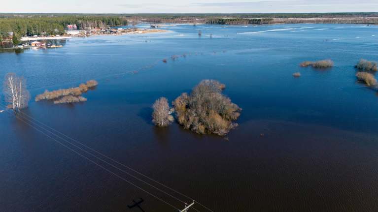 Vesi valtaa jo taloja Alavieskan keskustassa, ihmisiä evakuoitu – video ...