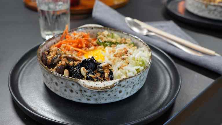 Minska matsvinnet och gör en asiatisk pytt med trötta grönsaker och ris ...