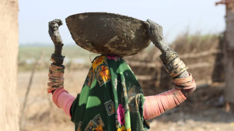 Pakistanilainen naisarkkitehti keksi, miten rakentaa tulvankestäviä ...