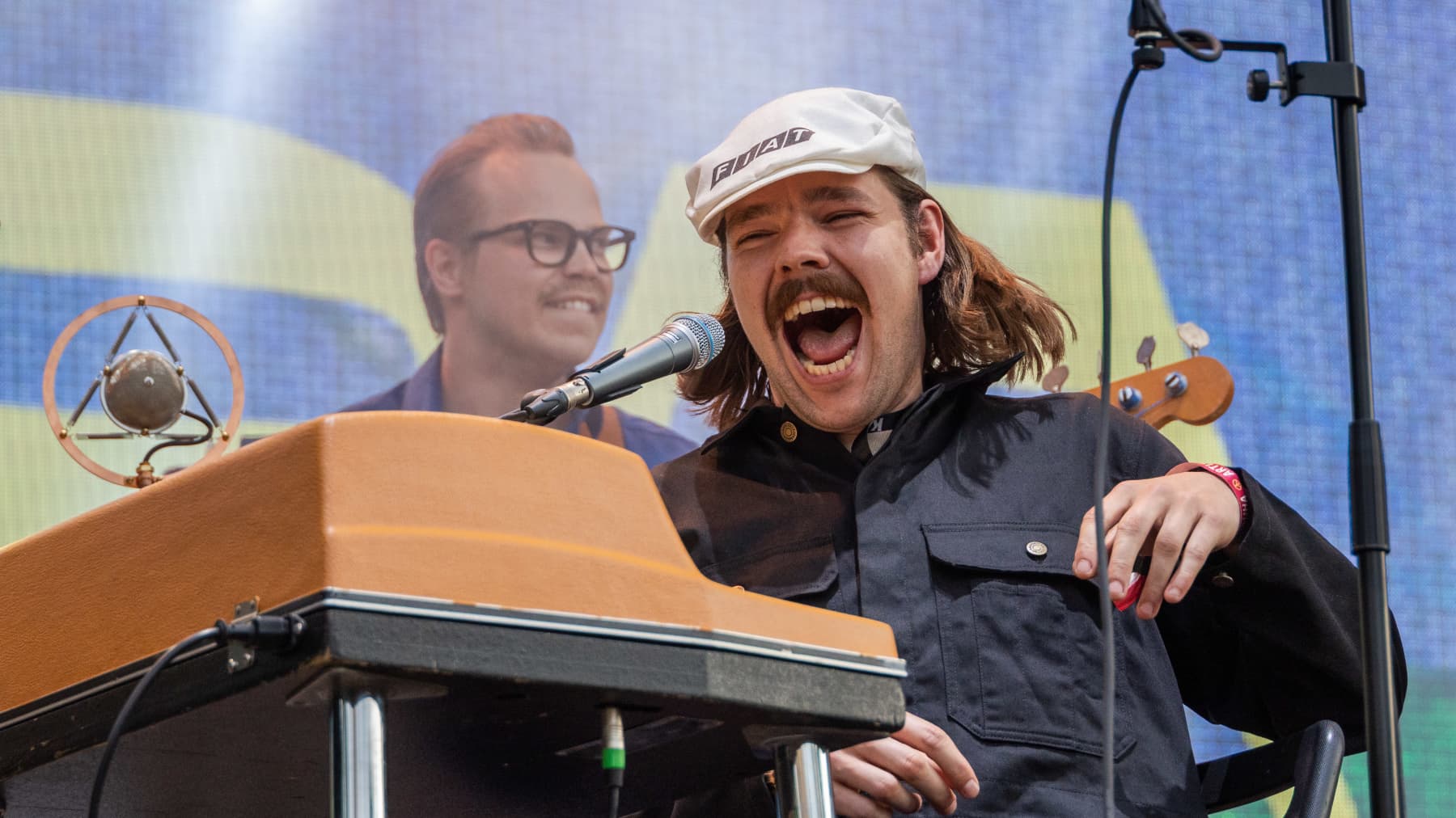 Laulaja-lauluntekijä Arppa vangitsee yleisön oudoilla tarinoillaan ja ...