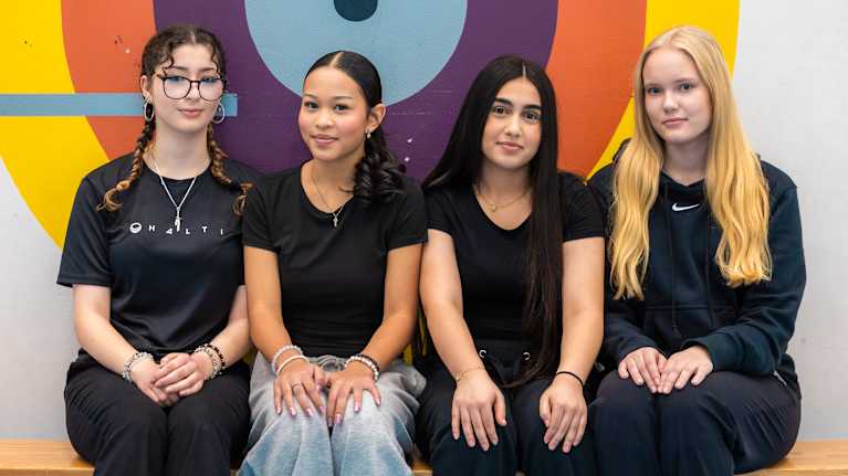 Hivda Bakir, Monhongsar Talanorn, Avin Yusufi, Ilona Kohvakka. Tytöt istuvat penkillä rivissä.