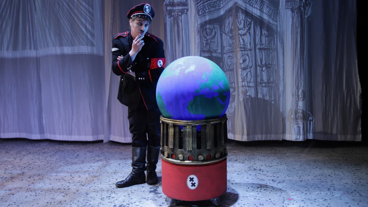 Katso, miltä Diktaattori-elokuvan kuuluisa kohtaus näyttää teatterin ...