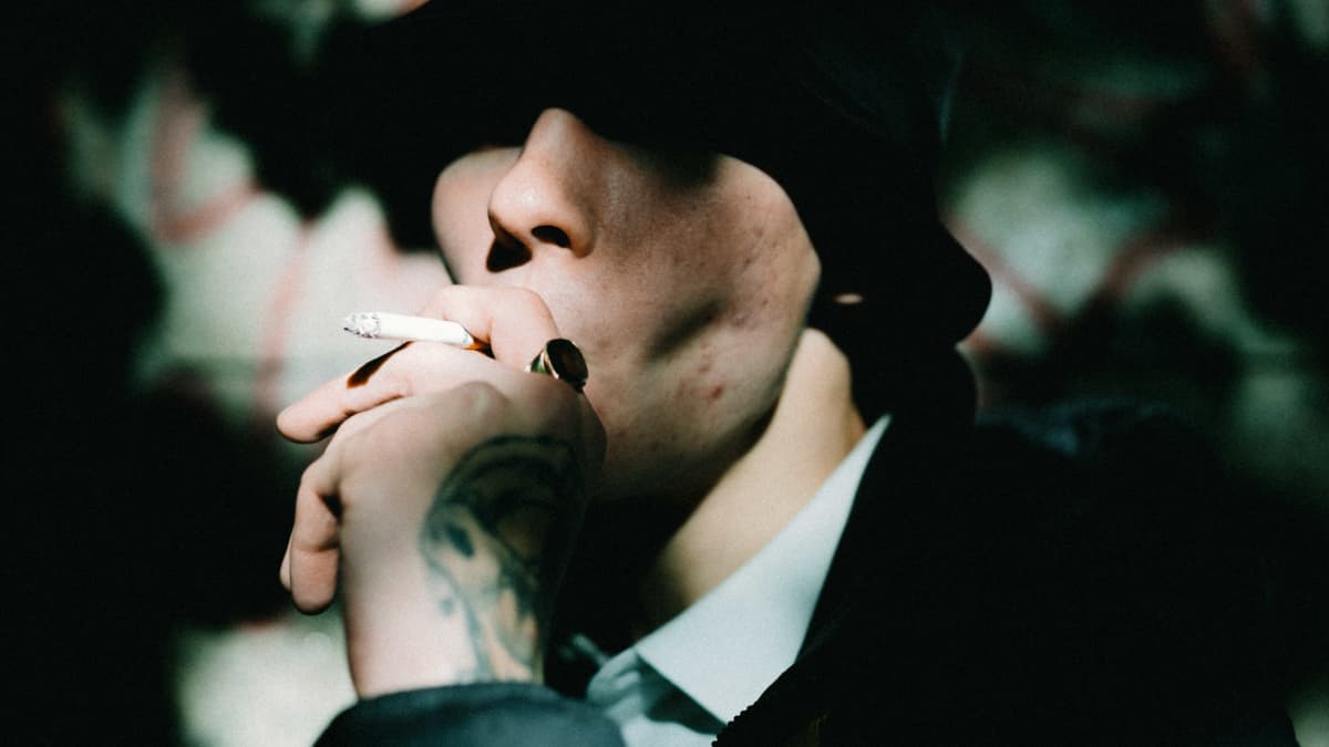 Ruotsalaislähiössä kasvanut räppäri Jami Faltin on nähnyt jengiytymisen ...