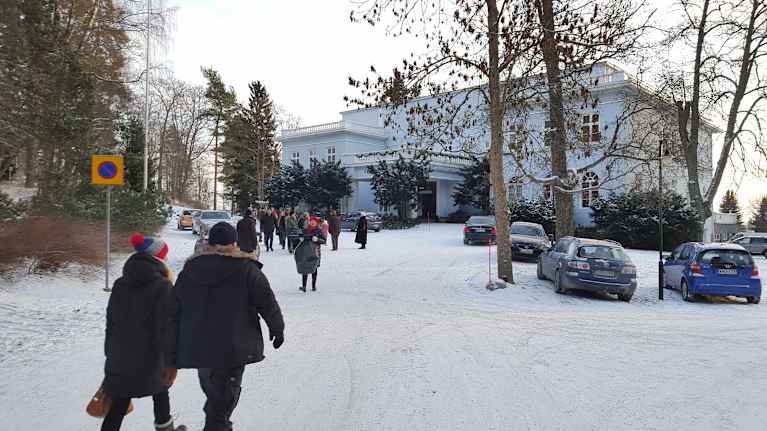 Folk strömmar till Haiko gårds loppis