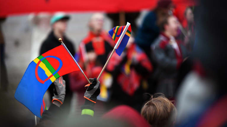 Näin syntyi saamen lippu – taiteilija ei muuttaisi siitä viivaakaan ...