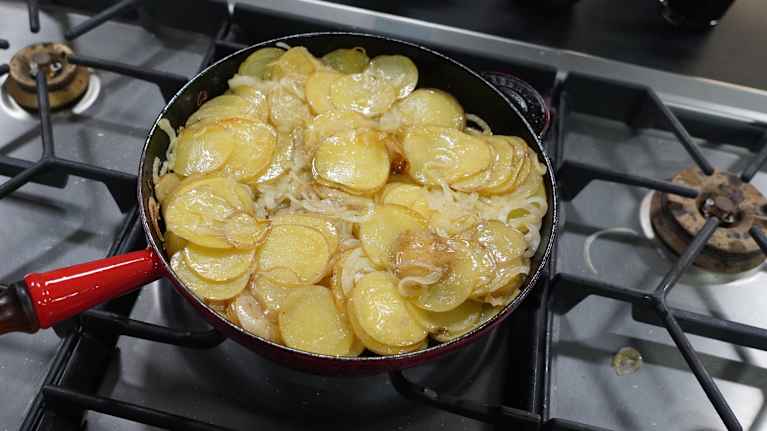 Potatis, lök och ägg är nästan det enda som behövs för den enkla ...