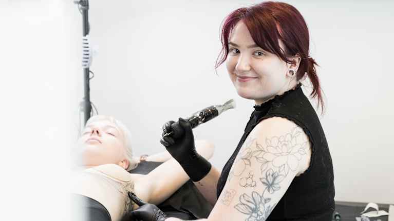 Nuoret naiset muuttavat nyt tatuointialaa – tatuoija Anni Pilvinen ...