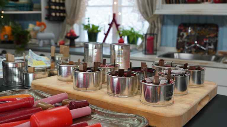 Konservburkar, wellpapp och ljusstumpar blir fina utomhuslyktor, som ...