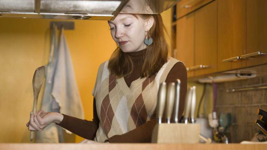 Kun sairaita vanhempiaan aina auttanut Helmi Kujanpää, 20, muutti pois ...