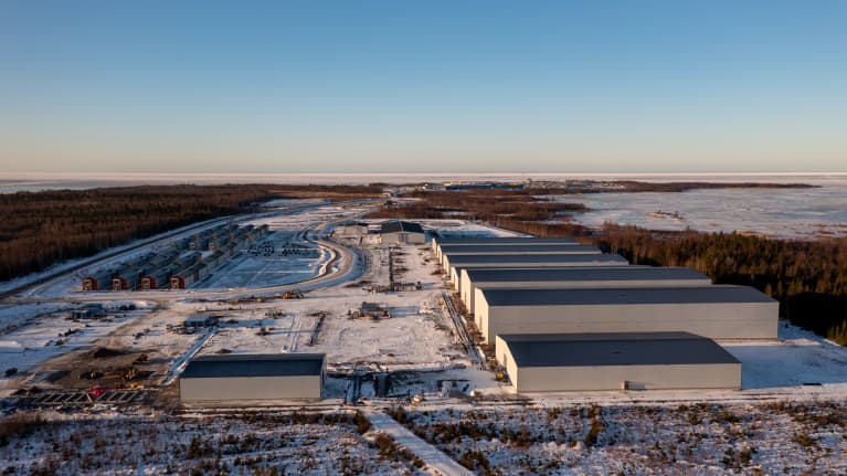 Flygbild av byggområdet i Hanhikivi i Pyhäjoki. Flera stora byggnader står klara.