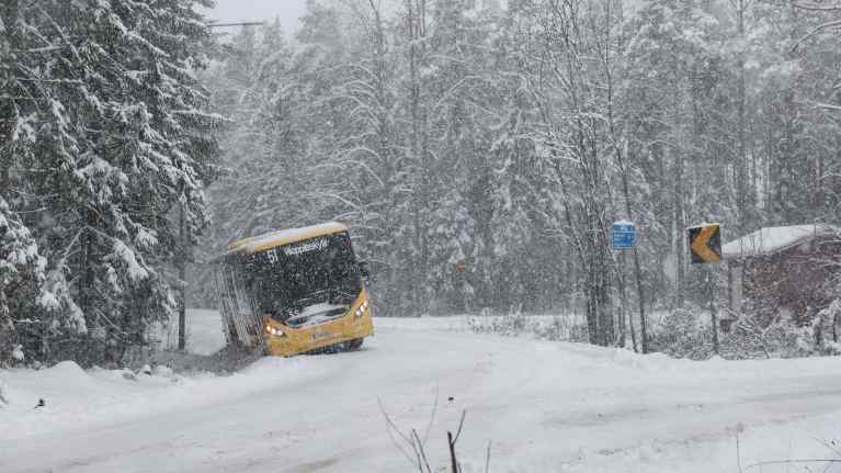 Turun alueen liikenteessä kaaos: peltiä rytisee liukuhihnalla, bussit ...