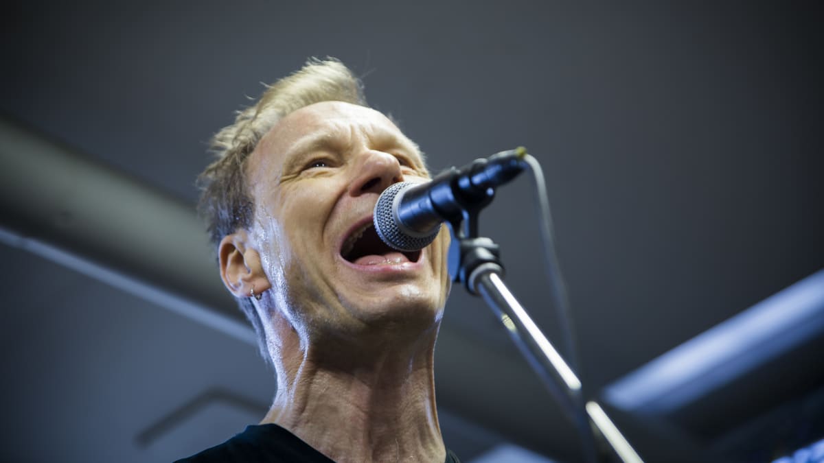 Yliopistot nimittävät nyt kunniatohtoreiksi rocktähtiä, kuninkaallisia ...