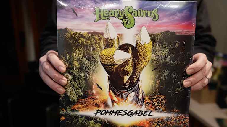 Dinosauruspuvuissa heviä soittava yhtye on kansainvälinen ilmiö ...