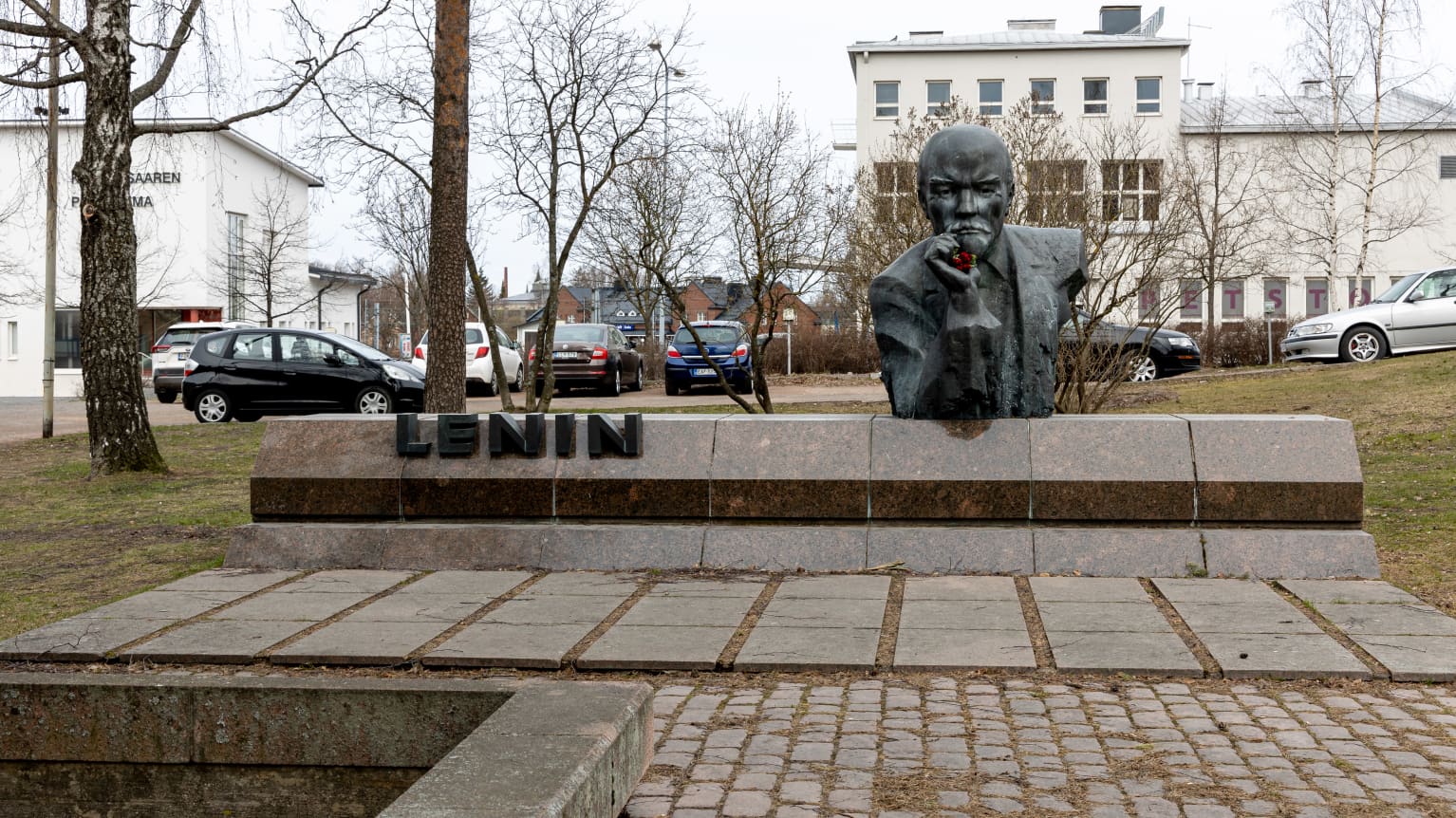 lenin cat statue