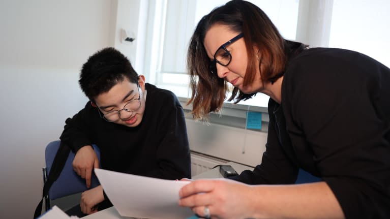 Tällainen on “pysäkki”, joka sai koulua karttavat nuoret takaisin ...