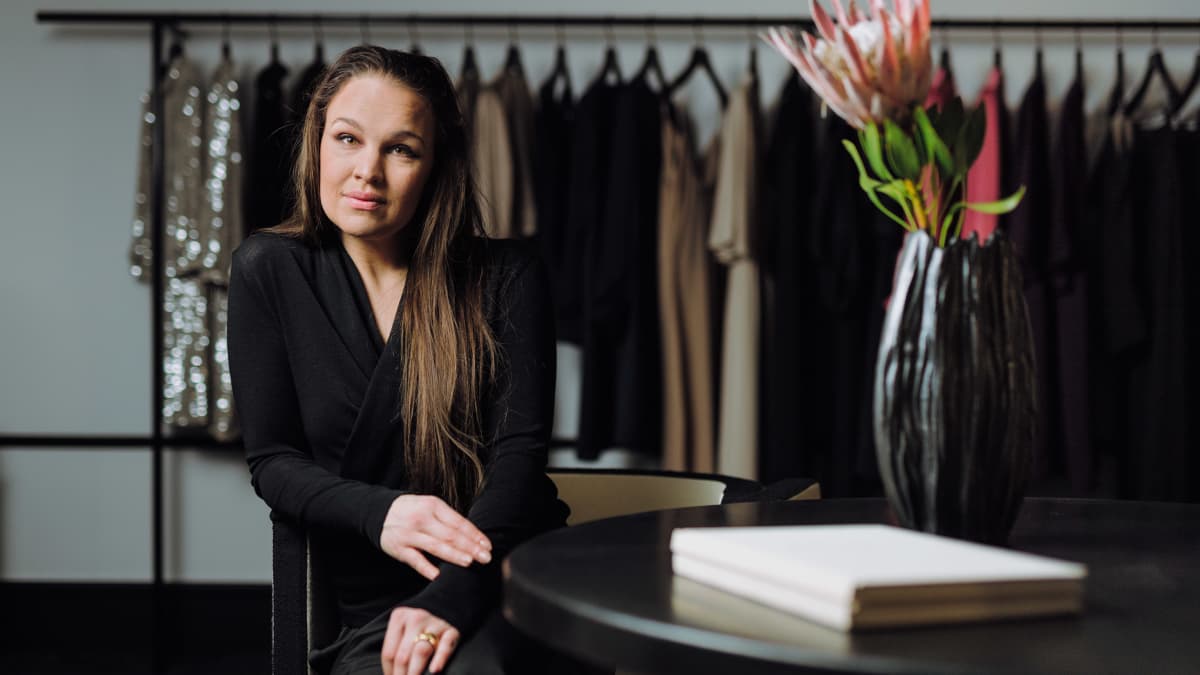 Yli sata pukua Linnan juhliin suunnitellut Katri Niskanen muistetaan ...