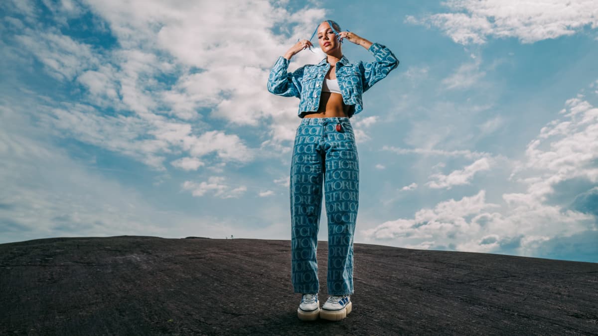 Ilkeät kommentit veivät laulaja Tuulin synkkyyteen: “Vajosin ...