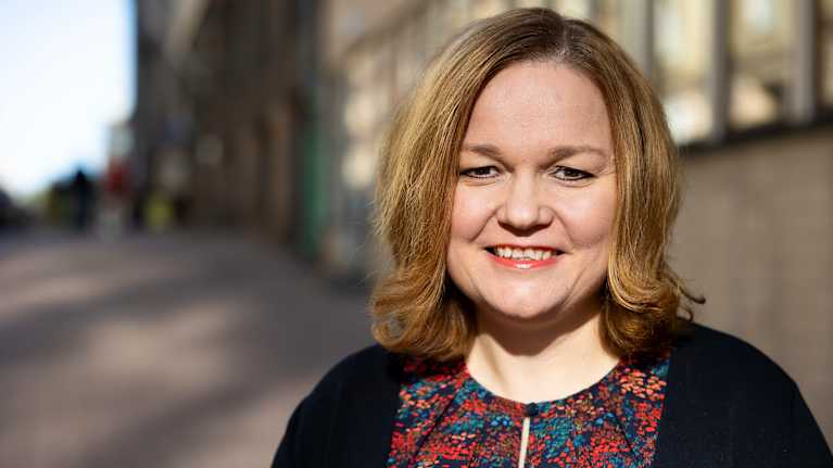 Kuntaliiton johtajakisasta rannalle jätetty Krista Kiuru nousemassa ...