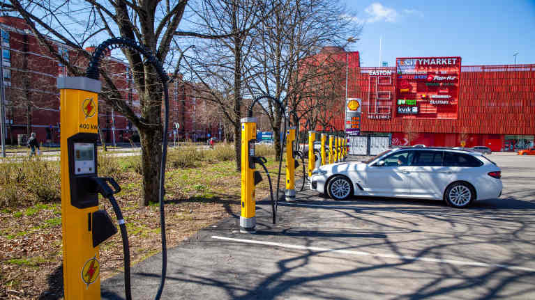 Näin lataaminen huoltoasemilla mullistuu – ABC, St1 ja Neste rakentavat ...