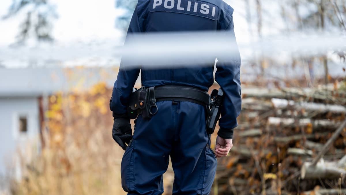 Mies pyrki haulikon kanssa yläkertaan Kellokosken moottoripyöräkerholla ...