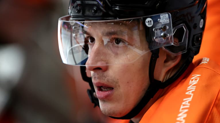 Arttu Ilomäelle Tšekin kiekkomestaruus | Urheilua lyhyesti | Yle