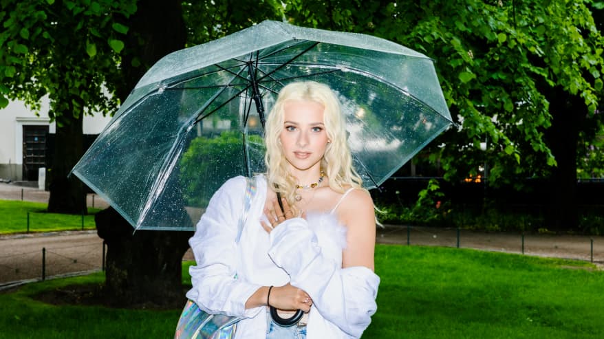 Aliisa Syrjä on poptulokas, joka haluaa pitää kiinni ...