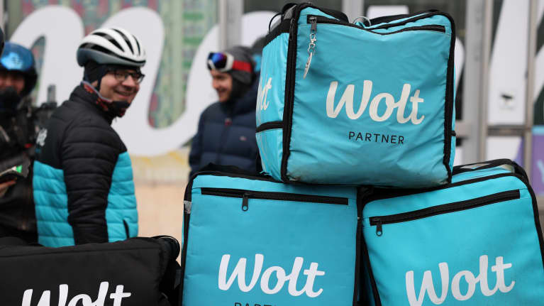 Wolt-lähetit kokoontuivat aamupäivällä osoittamaan mieltä huonoista työoloistaan – kuski kertoo ...