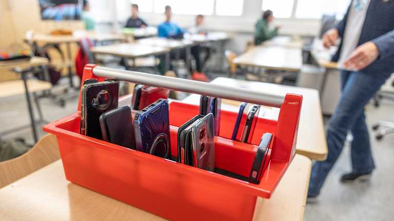 Key parliamentary committee supports proposed ban on mobile phones in ...