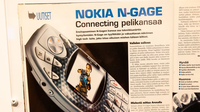 Nokia kaupitteli aikoinaan pelipuhelinta vähäpukeisten naisten avulla ...