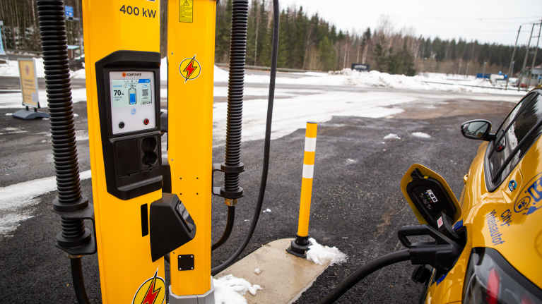 Latausasemat kokevat kohta mullistuksen: korttimaksu tekee sähköautojen ...