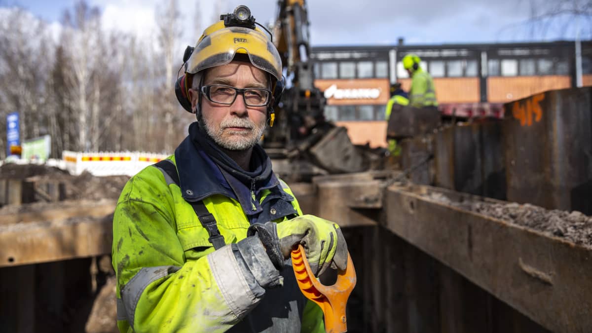 Palkittu käsikirjoittaja päätyi duunariksi putkityömaalle – nyt Mika ...