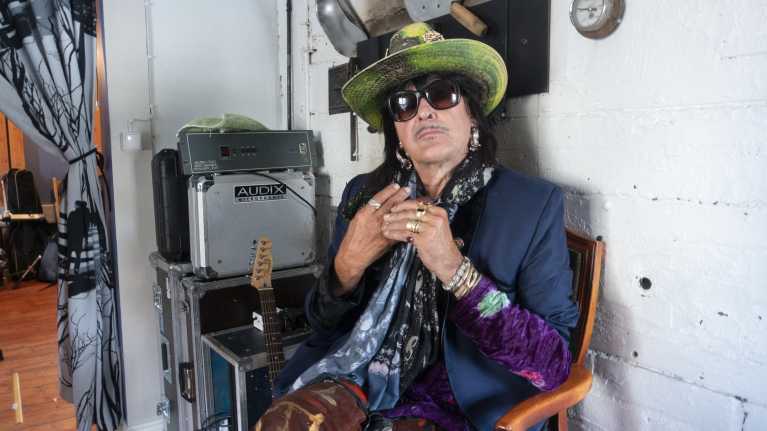 Andy McCoy tarjosi snapsin ja pyysi toimittajaa suutelemaan sormustaan ...