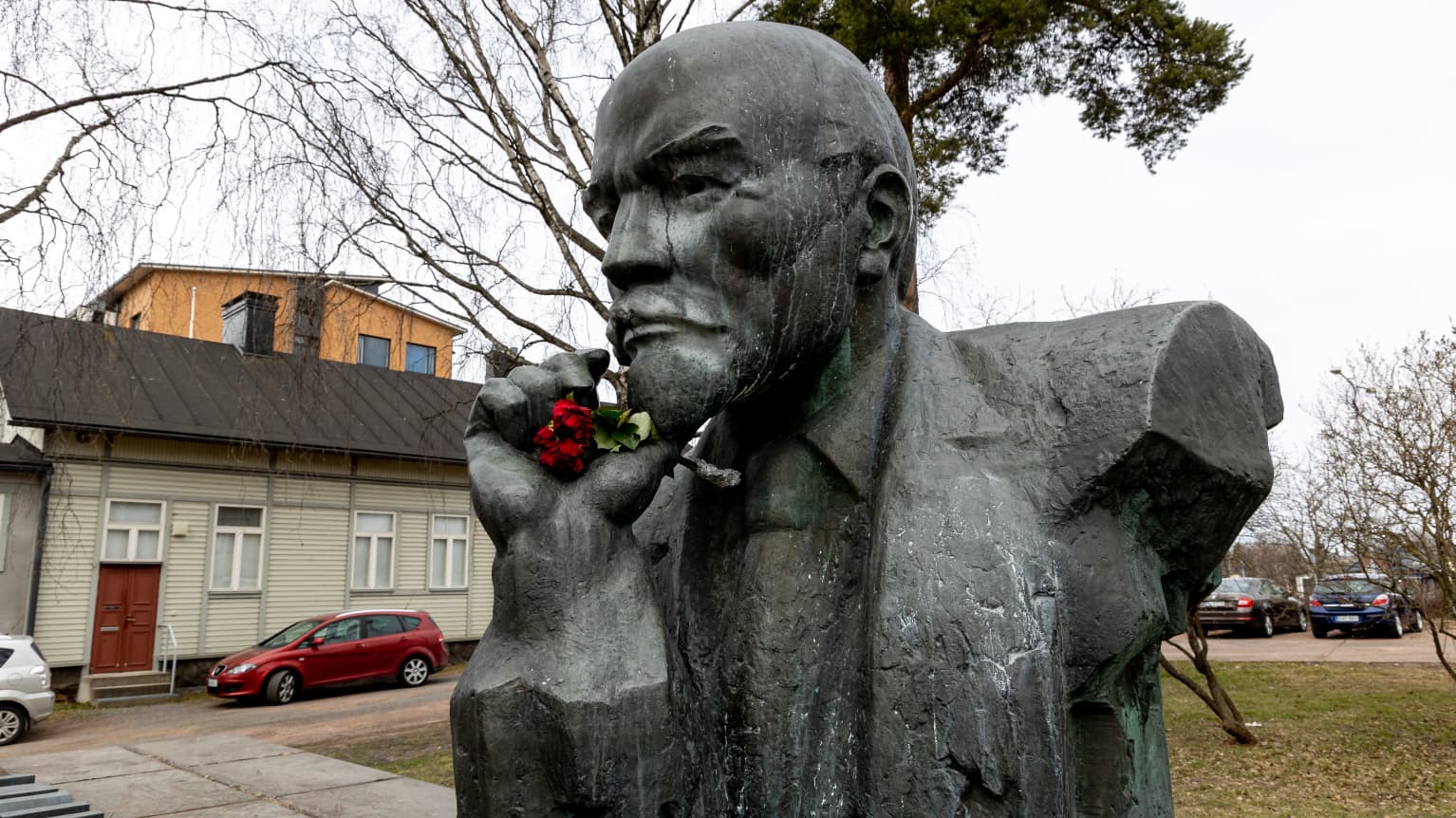 lenin cat statue