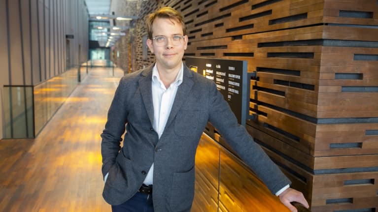 Aleksi Malmberg ryhtyi erikoiseen kokeiluun: lopetti mutta-sanan käytön | Kulttuuri | Yle