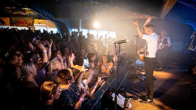 Iskelmäyhtye Komiat vetää tanssilavat täyteen – fanien mielestä he ovat ...