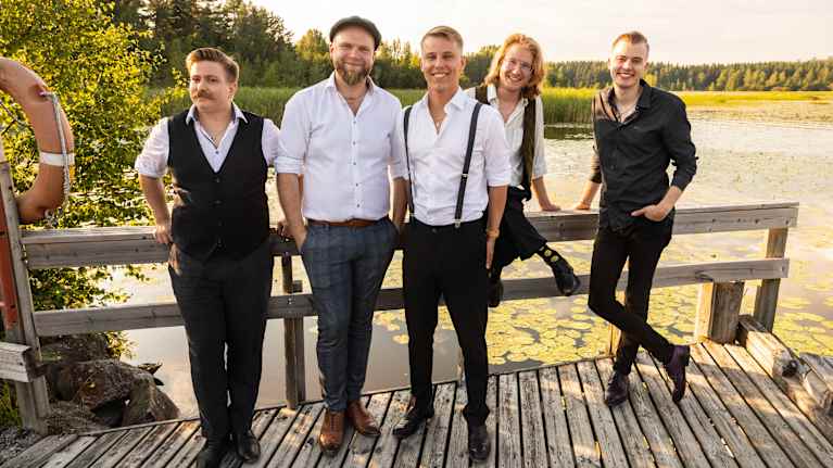 Iskelmäyhtye Komiat vetää tanssilavat täyteen – fanien mielestä he ovat ...