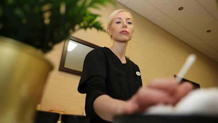 Opiskelijat maksoivat yli 5 000 euroa kosmetologi­koulutuksesta ja ...