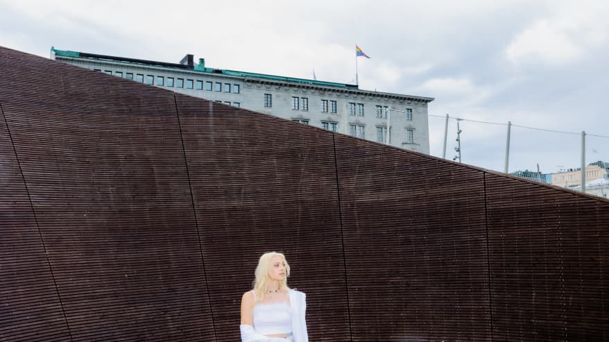 Aliisa Syrjä on poptulokas, joka haluaa pitää kiinni ...