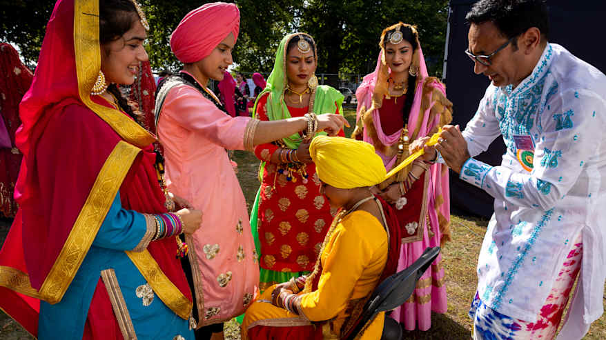 ”Intia on kuin Eurooppa” – katso upeat kuvat tänään juhlitusta Intia ...