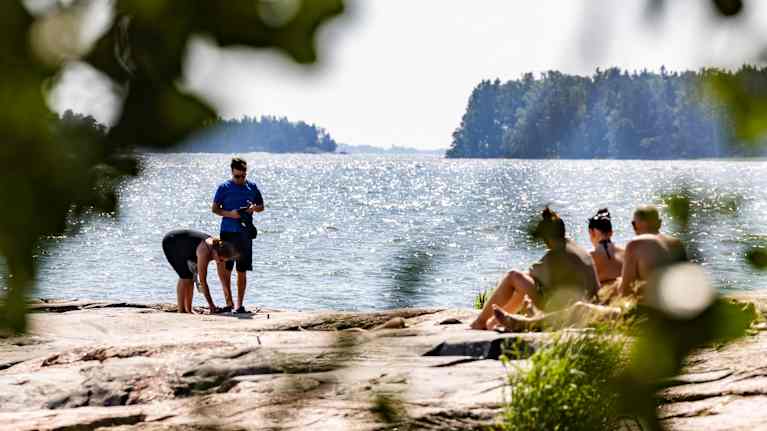 Näkyvät nännit rannalla eivät ole rikos, sanovat oikeusoppineet ...