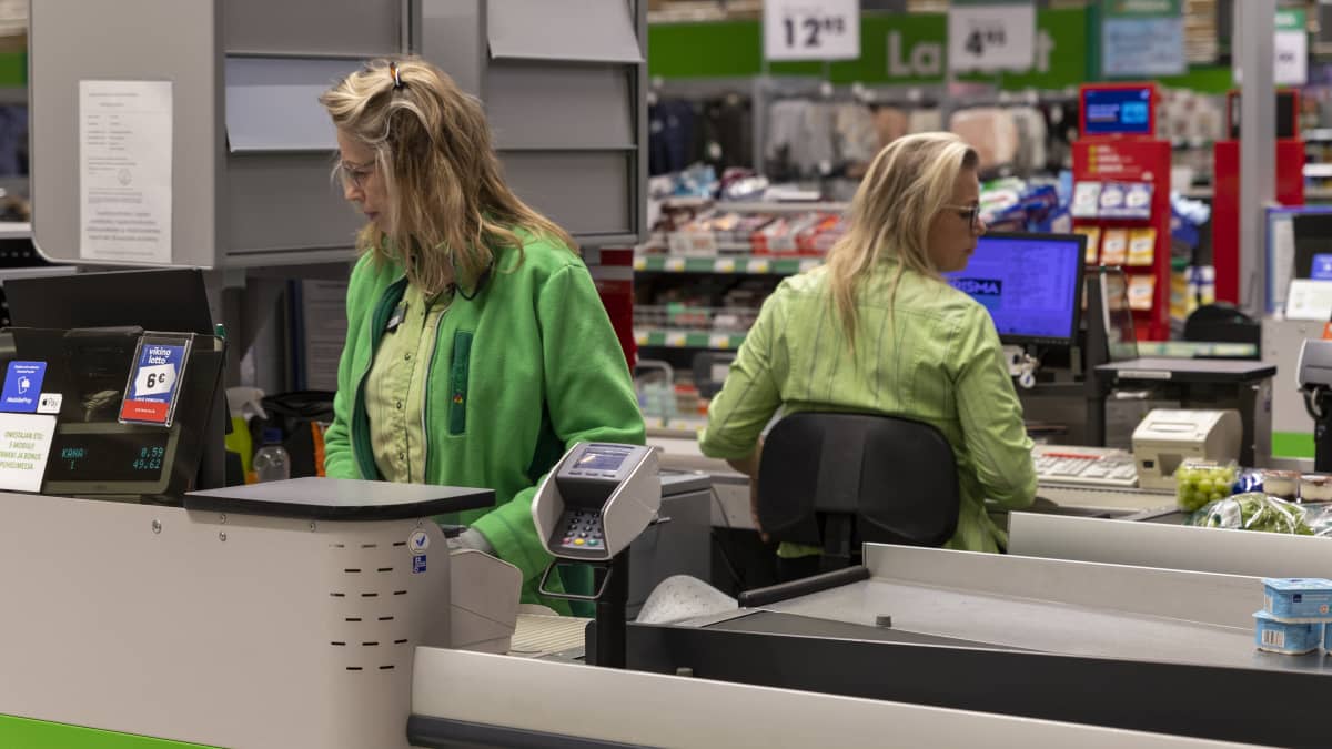 Survey: Service sector workers' financial situation significantly ...