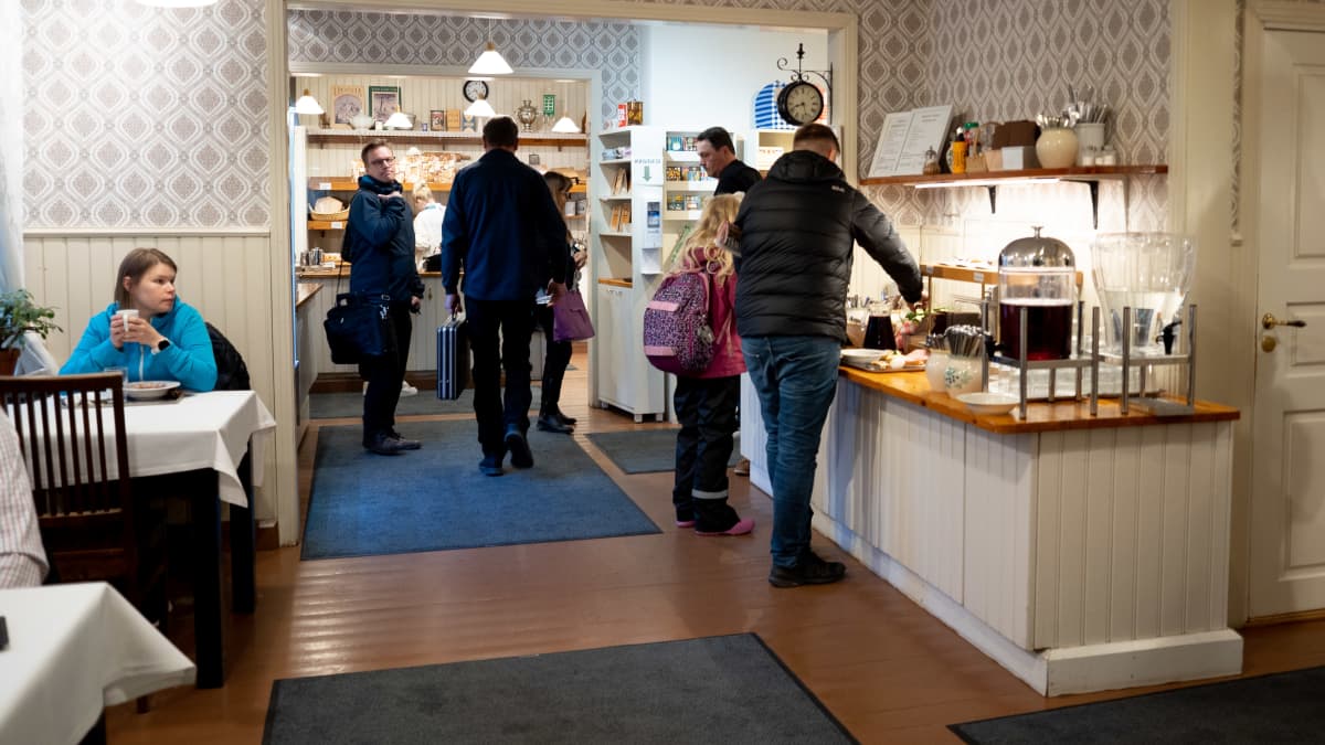 Suosittu kahvila joutui laittamaan ovet säppiin maanantaisin, koska ei ...