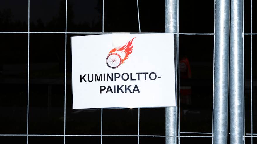 Hieman erilaiset päättärit: Kumi palaa, bensa käryää ja mopot ulvovat ...