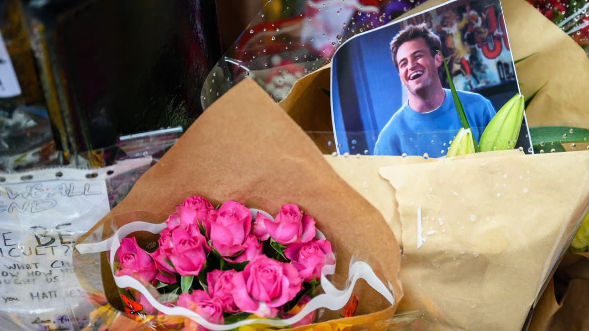 Matthew Perryn kuolema sai Frendien näyttelijäkaartin julkaisemaan ...